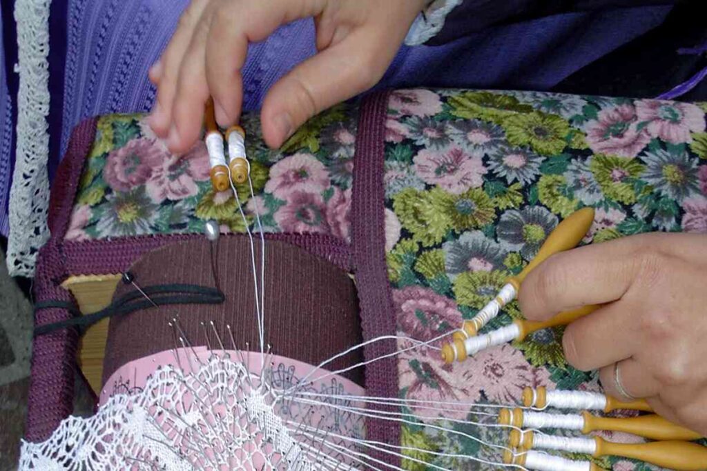 Il tombolo: arte antica e costosissima. Che cos'è e dove potete trovare ...